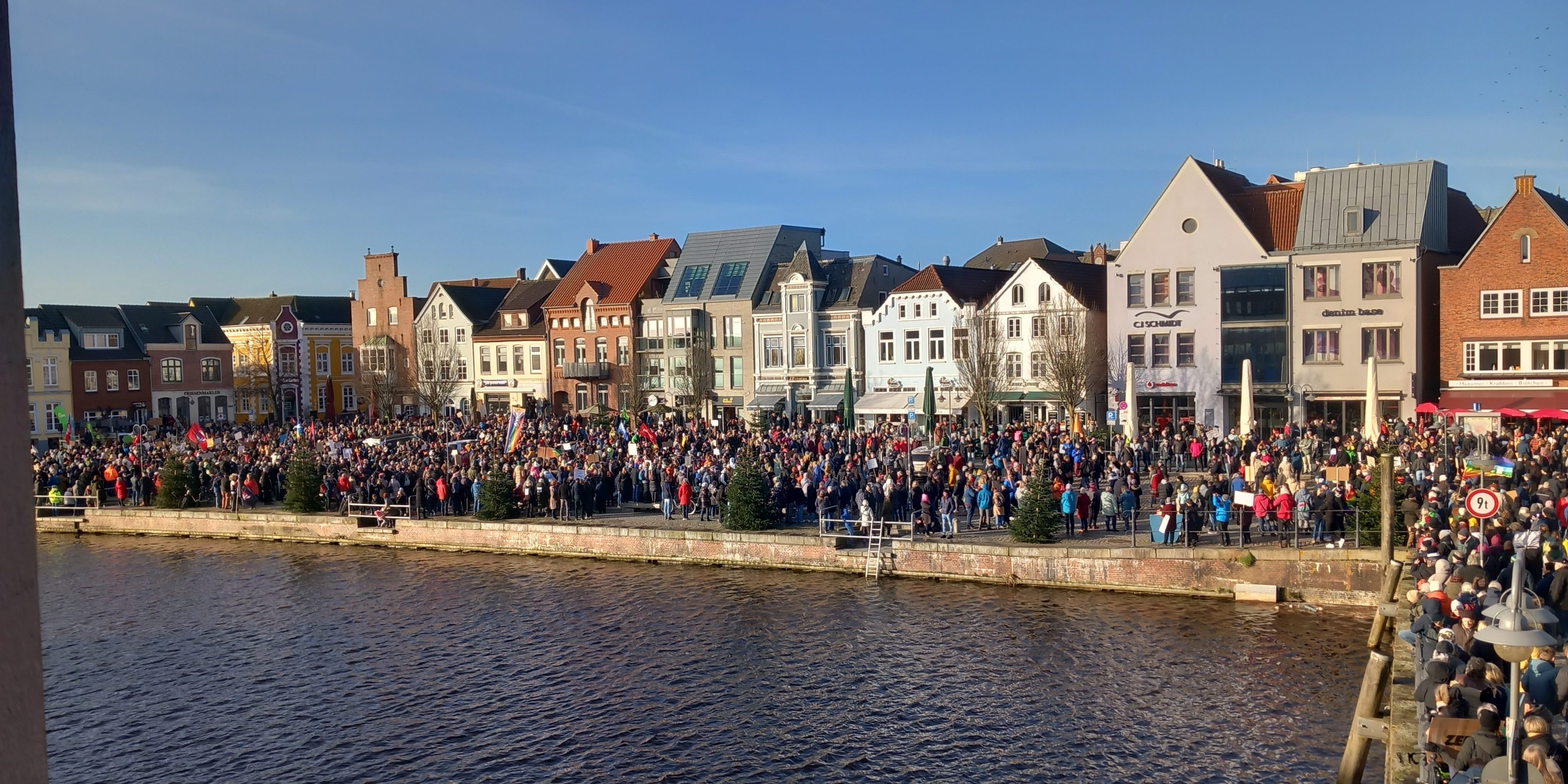 Husum demonstriert für Demokratie und gegen Rechtsextremismus | Offener ...